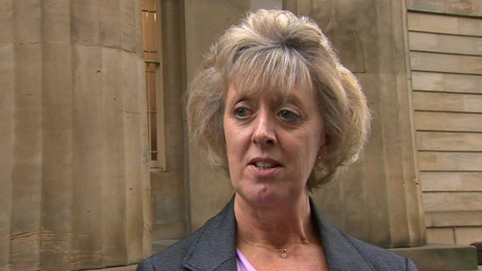 Ex-chief 'would have warned officers of Raoul Moat gun threat' - BBC News