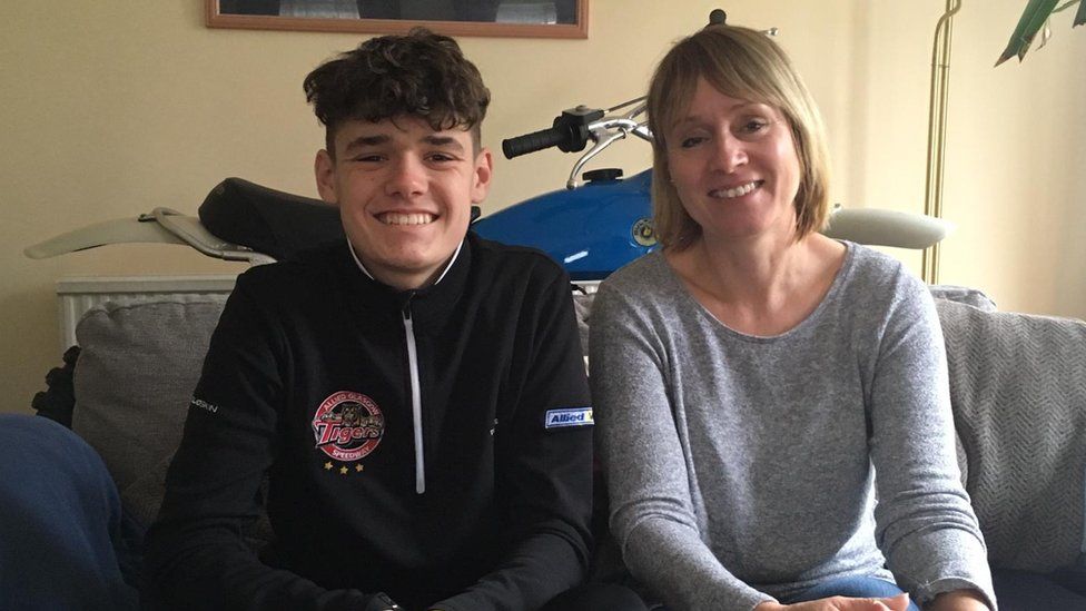 Injured speedway rider Sam Norris sets racing return goal - BBC News