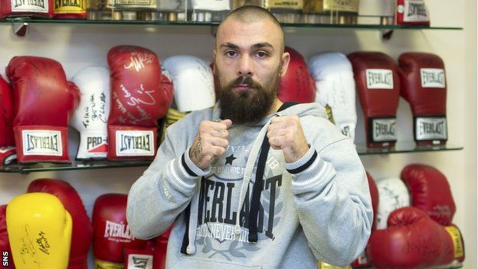 Tribute mural to boxer Mike Towell revealed - BBC News