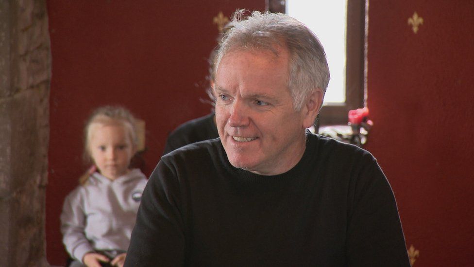 The Ukrainian refugees living in an Irish castle - BBC News