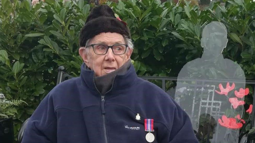 WW2 Stowmarket veteran fears duty of remembrance ebbing away - BBC News