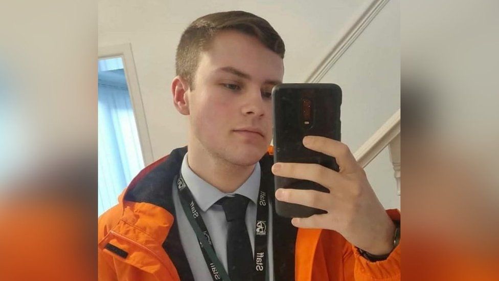 Carcharu Lewis Edwards am droseddau rhyw yn erbyn plant - BBC Cymru Fyw