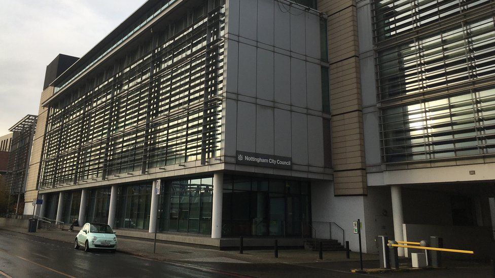 Nottingham City Council tenants say houses in poor repair - BBC News