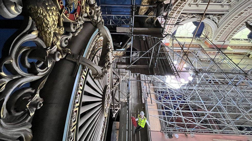 Leeds Town Hall: Cleaners scale scaffolding to spruce up landmark - BBC ...