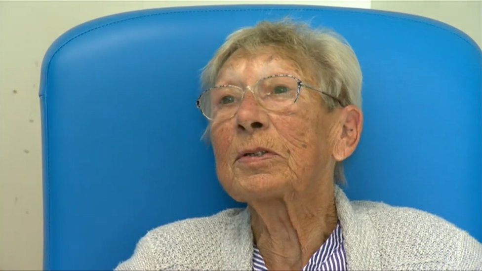 Covid: Winchester hospital tackles hip surgery waiting list - BBC News