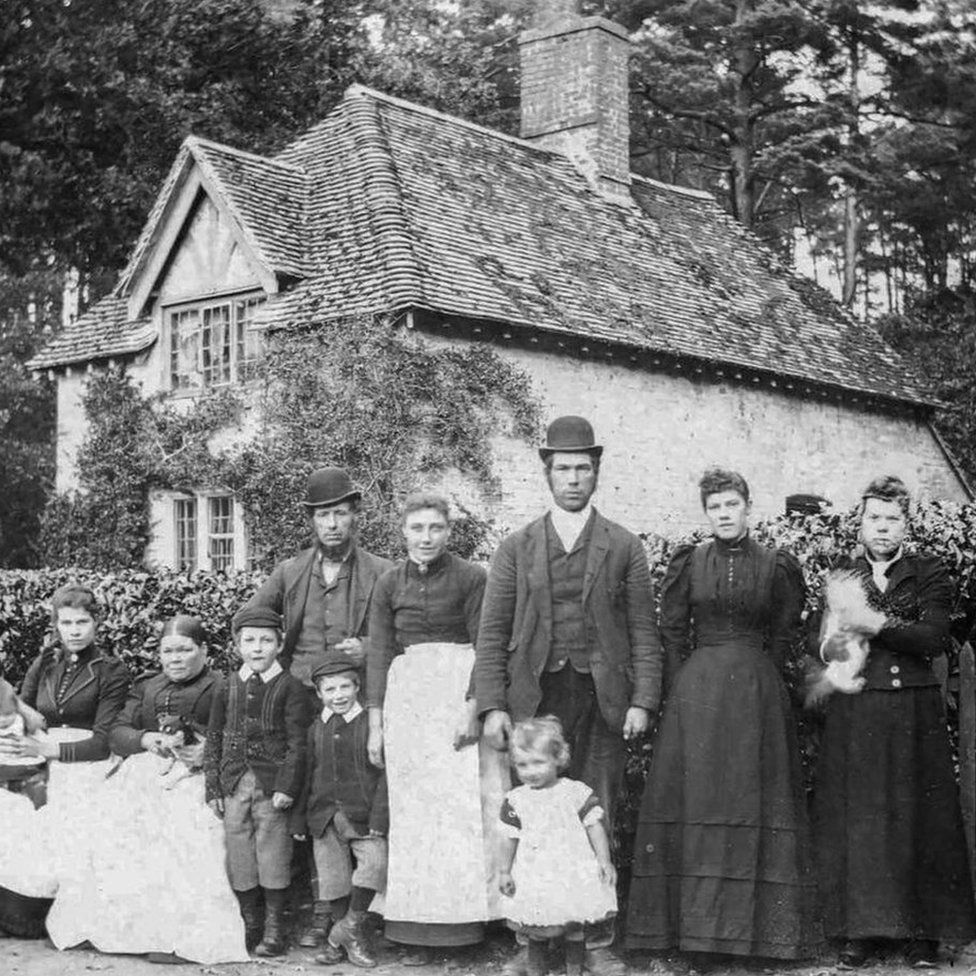Lawrence of Arabia: Early picture of Clouds Hill cottage unearthed ...
