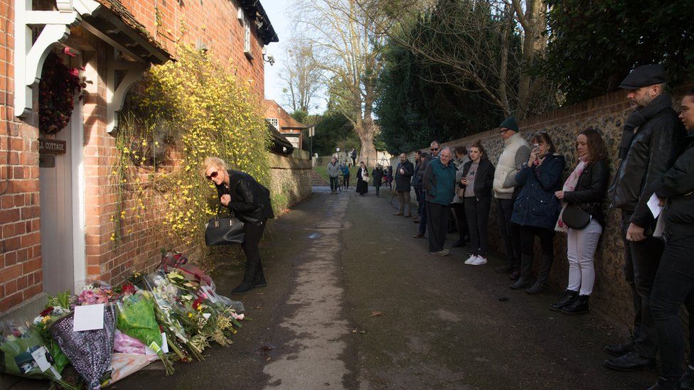George Michael: Family ask fans to remove tributes - BBC News