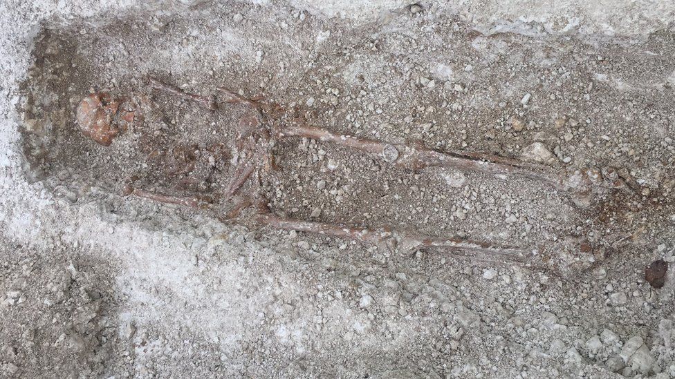 Roman remains uncovered at Worthy Down defence college site - BBC News