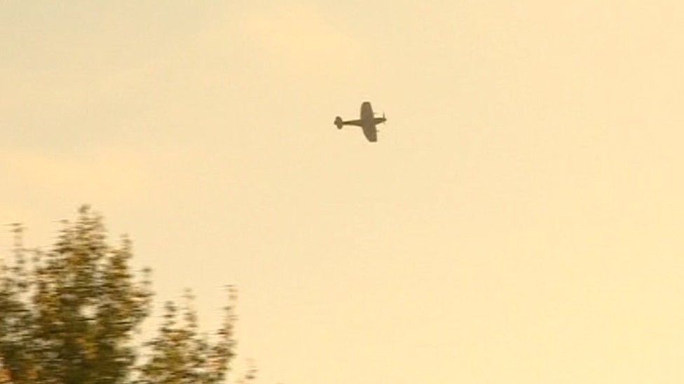 South Cerney RAF veteran celebrated with Spitfire flypast - BBC News