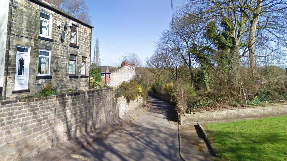 Coronavirus: Barnsley cyclist spits at girl, 3, and her dad - BBC News