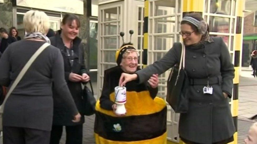 Hull Bee Lady fundraiser Jean Bishop dies aged 99 - BBC News