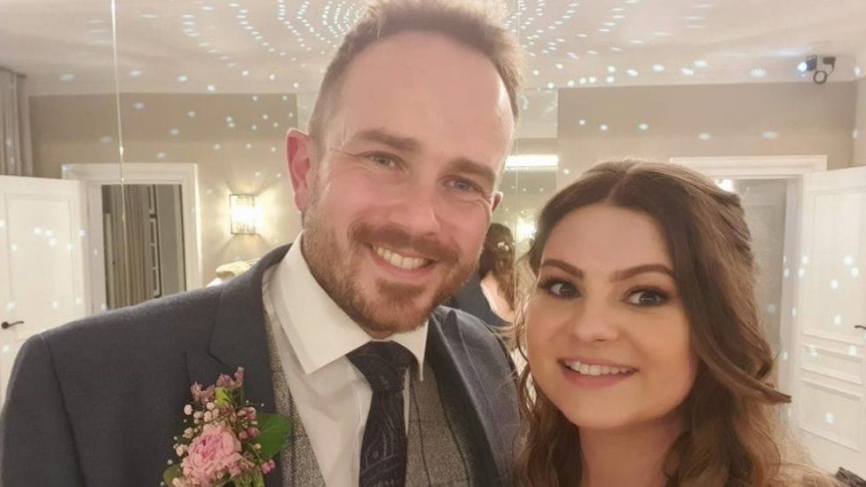 'Dim isie cywilydd' wrth siarad am ganser y ceilliau - BBC Cymru Fyw