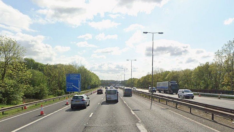 M62 crash: Man, 19, killed after car overturns - BBC News