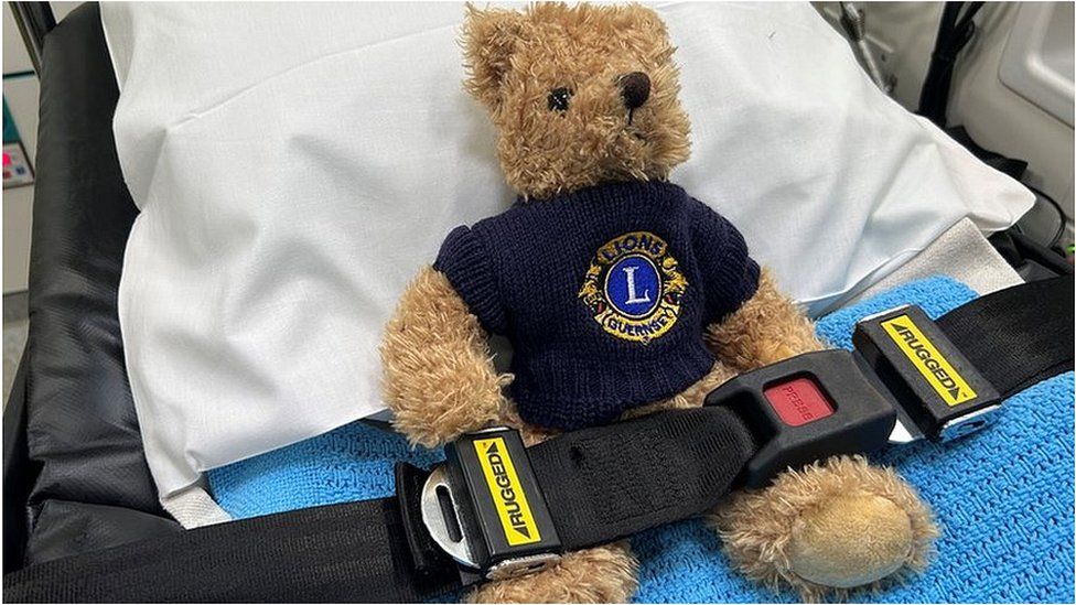 Guernsey ambulance service receives 50 donated teddy bears - BBC News