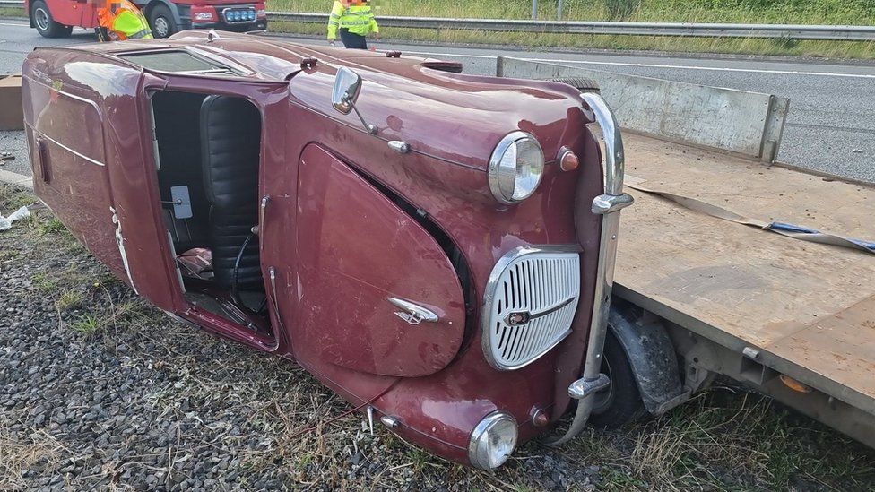 Classic car destroyed in Devon M5 crash - BBC News