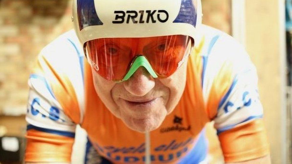 Leonard Finch: 'Inspirational' cyclist, 86, dies in crash - BBC News