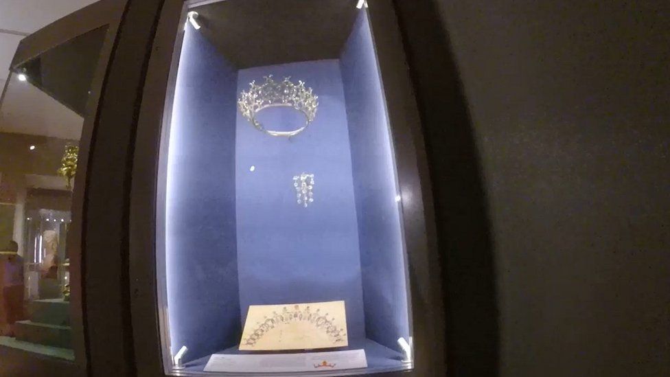 Portland Tiara theft: Plastic bag 'blew case open' - BBC News