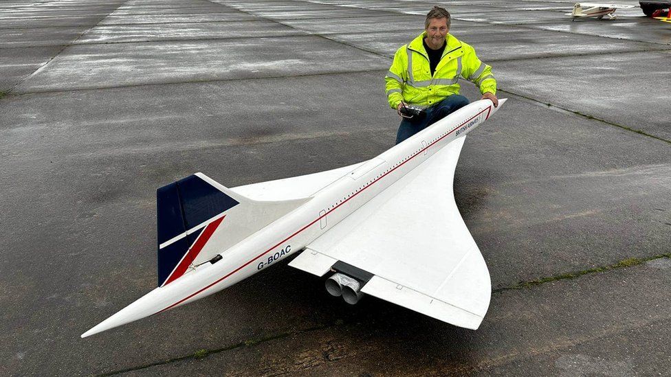 Concorde model to take to the skies in honour of anniversary - BBC News