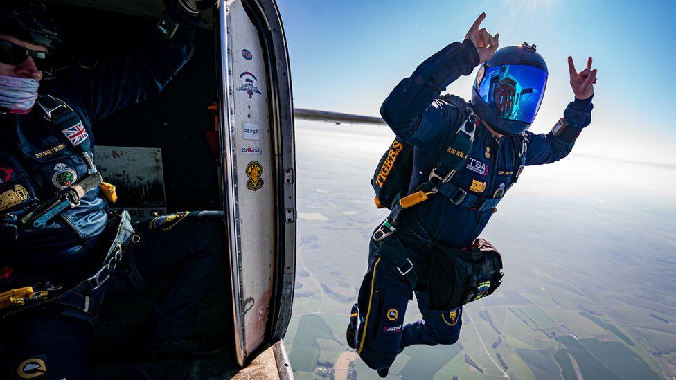 The Tigers: British Army's parachute display team turns 30! - BBC Newsround