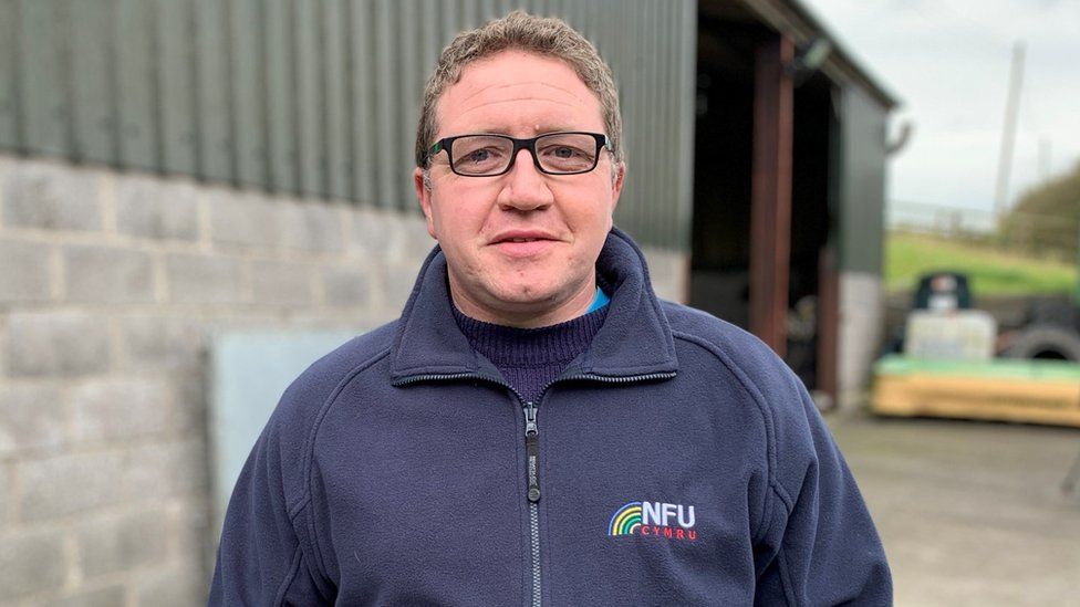 Cyhuddo'r llywodraeth o 'esgeuluso' cymunedau gwledig - BBC Cymru Fyw