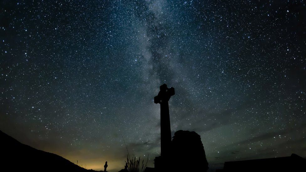 Oriel: Y sêr o Ynys Enlli - BBC Cymru Fyw