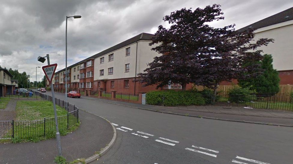 Man in hospital after stabbing on Glasgow street - BBC News