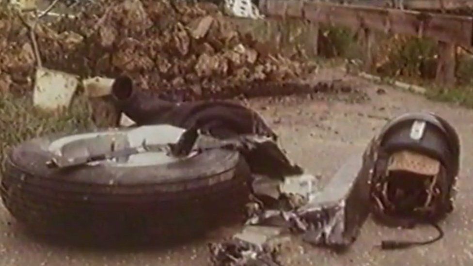 Oxmoor memorial marks 40 years since RAF Wyton plane crash - BBC News