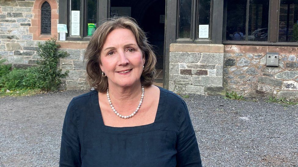 Pont Betws-y coed wedi bod ar gau "yn rhy hir" - BBC Cymru Fyw