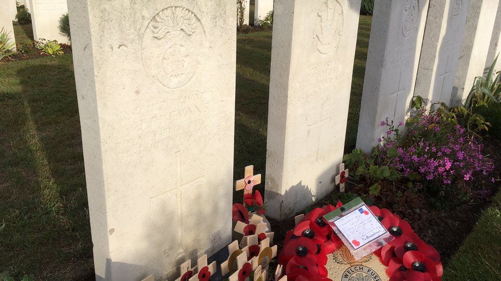 Cymru'n nodi 100 mlynedd ers Brwydr Passchendaele - BBC Cymru Fyw