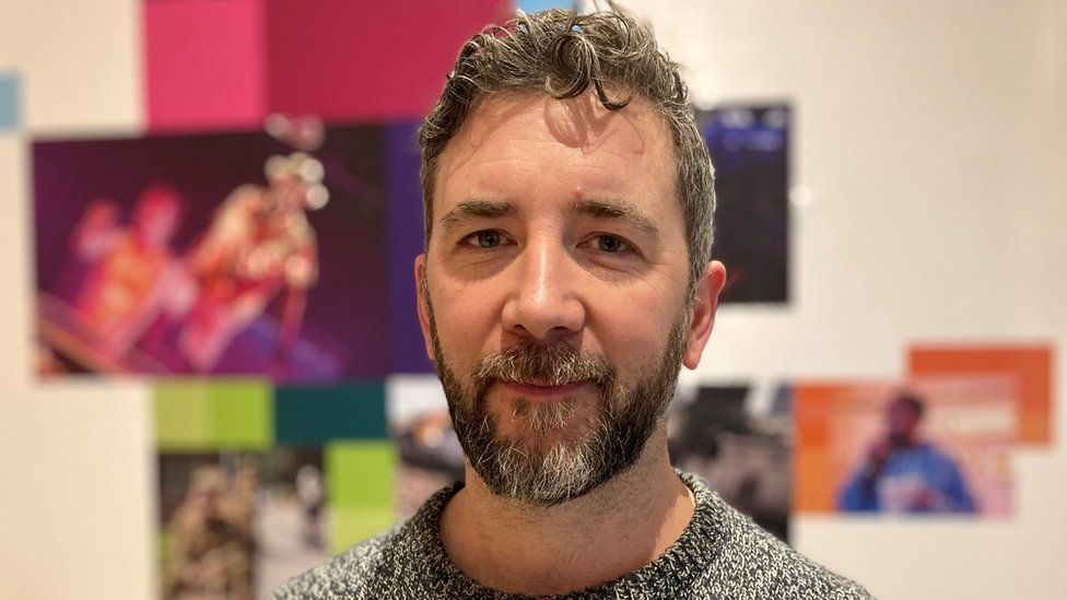 Torri arian celfyddydau'n 'erydu diwylliant y genedl' - BBC Cymru Fyw