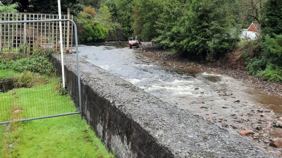 'Hunllef' i gwpl ar ôl i wal eu gardd ddisgyn i Afon Tawe - BBC Cymru Fyw