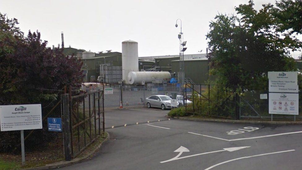 Cargill chicken plant in Hereford 230 jobs at risk - BBC News