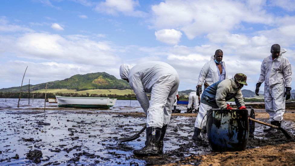Fears of an oil-spill off the coast of Trinidad and Tobago - BBC Newsround