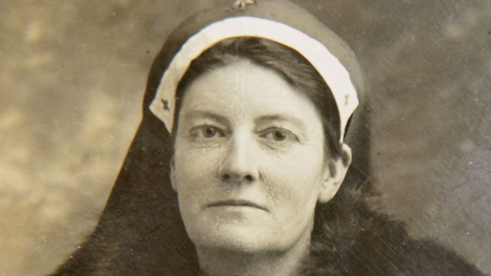 First purple plaque to honour late AM Val Feld - BBC News