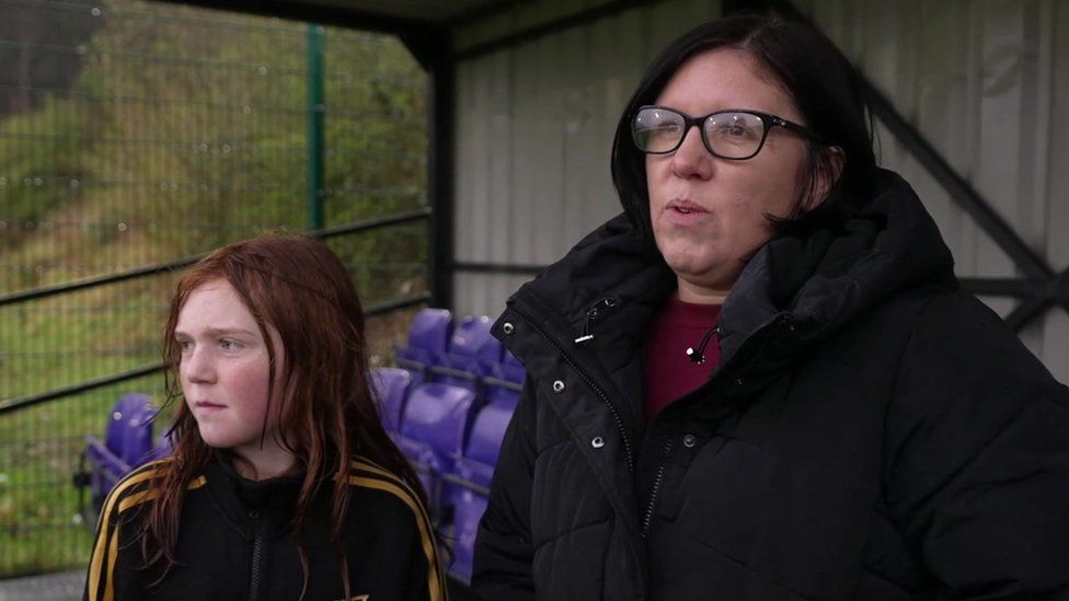 Bangor: Pryder am ddyfodol caeau pêl-droed oherwydd dyled - BBC Cymru Fyw