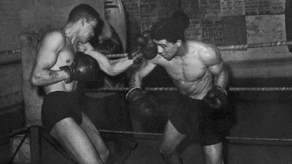 Warwick: Locker obscures boxer Dick Turpin's blue plaque - BBC News