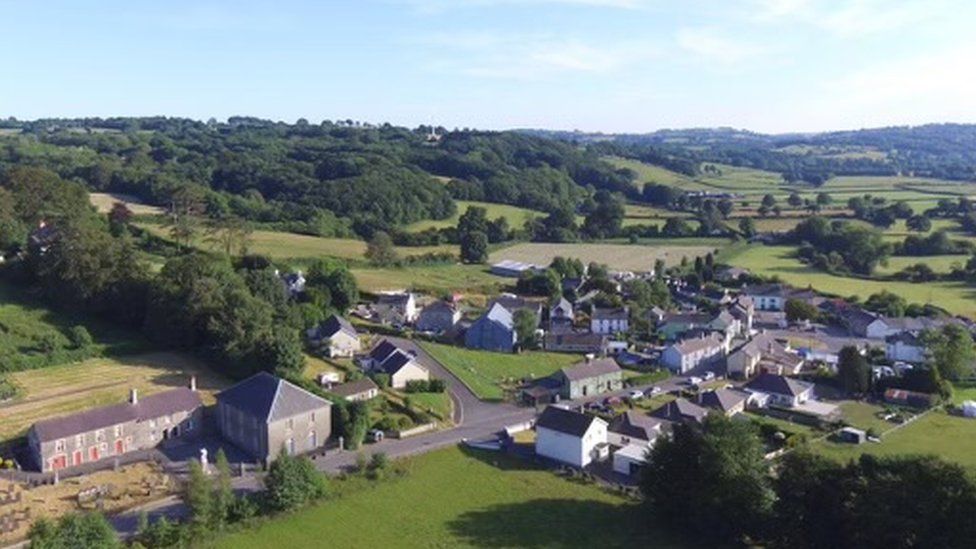 Codi arian i brynu trysorau Oes Efydd Llangeitho - BBC Cymru Fyw