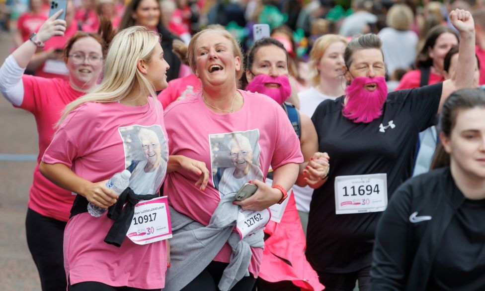 Race For Life runners are in the pink - BBC News