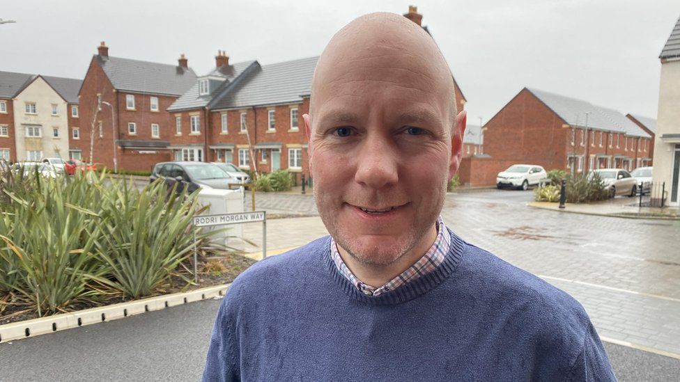 Caerdydd: Camsillafu enw Rhodri Morgan ar arwyddion stryd - BBC Cymru Fyw