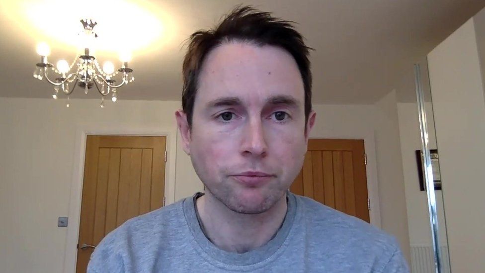 Costau byw: Myfyrwyr yn gweithio tair swydd er mwyn goroesi - BBC Cymru Fyw