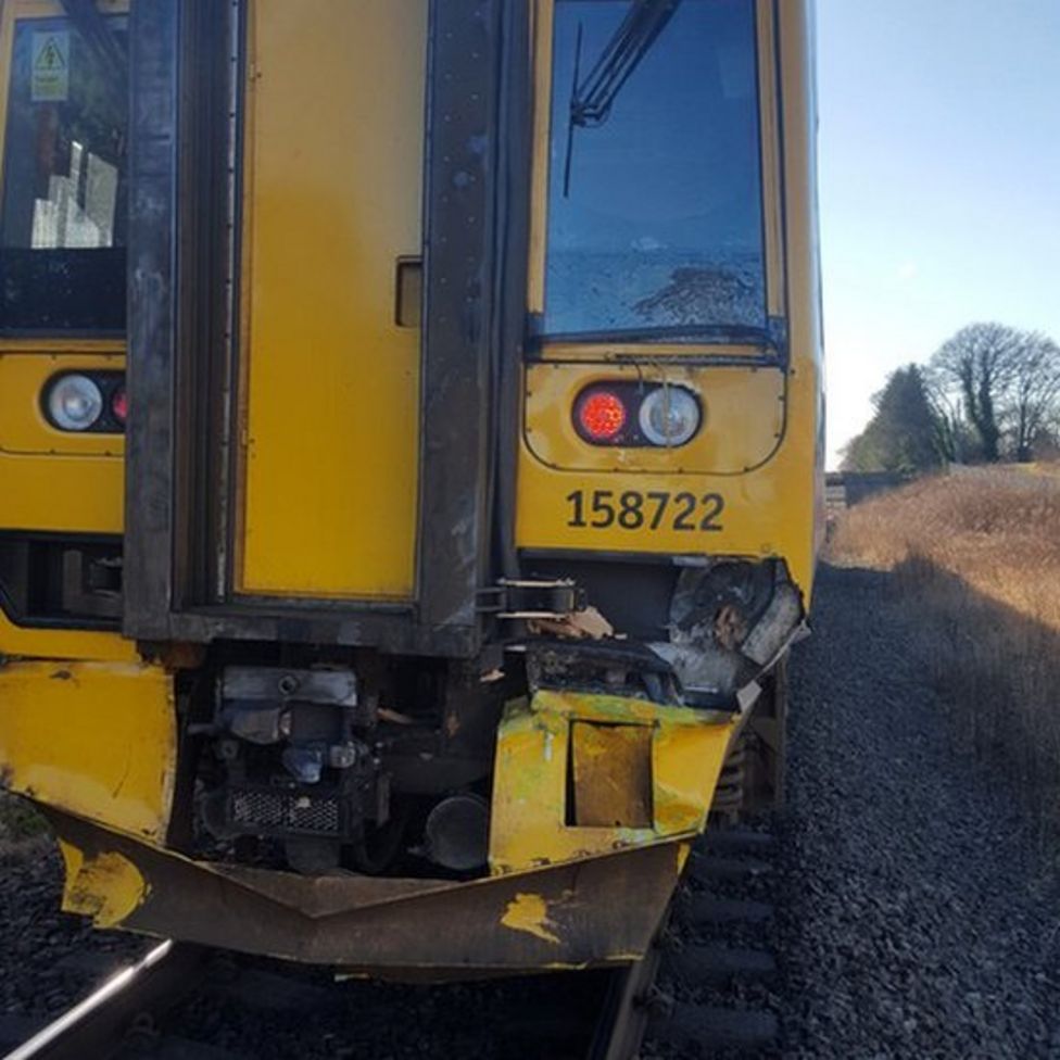 Train damaged after hitting fallen tree near Inverurie - BBC News