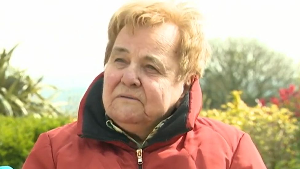 Ann Ferris: First female Irish Grand National winner dies - BBC News