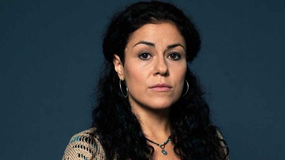 Yr actores Fflur Medi Owen a gweithio fel 'doula' - BBC Cymru Fyw