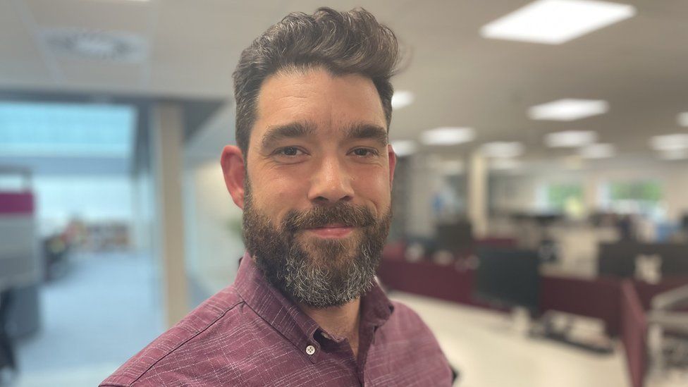 Cadarnhau newidiadau i TGAU Cymraeg a Gwyddoniaeth - BBC Cymru Fyw