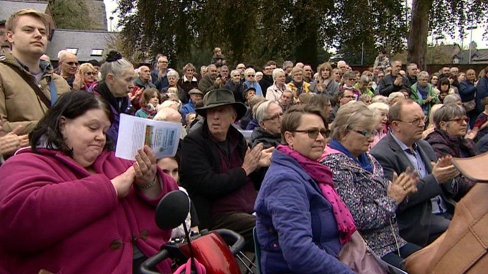 Wilfred Owen statue unveiled in Oswestry - BBC News