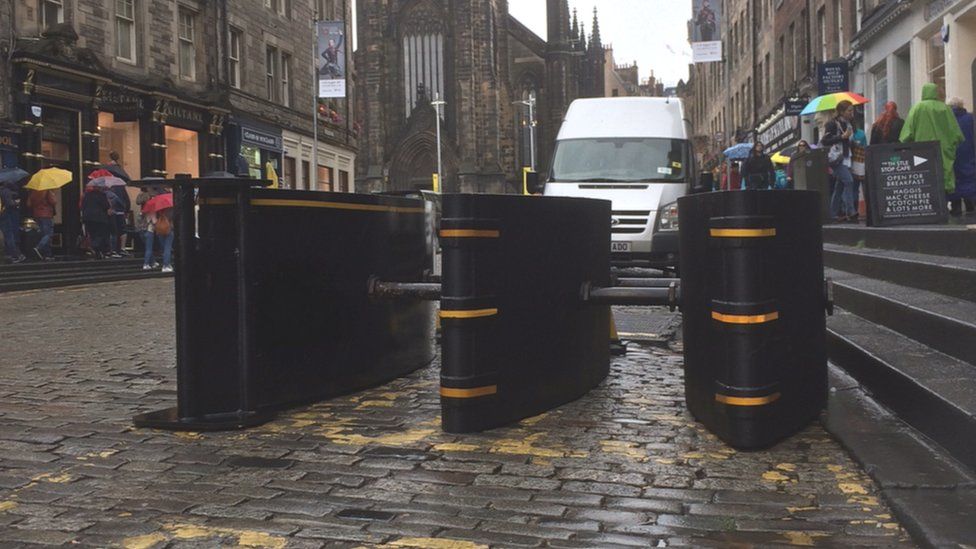 Anti-terrorism barriers at Edinburgh Festival - BBC News