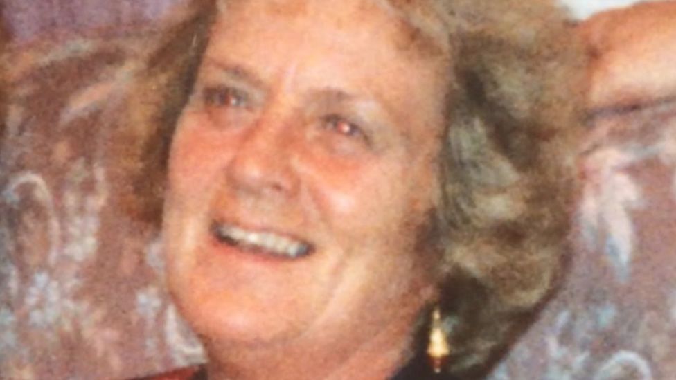 Yorkshire Ambulance Service faces 'wake-up call', says MP - BBC News