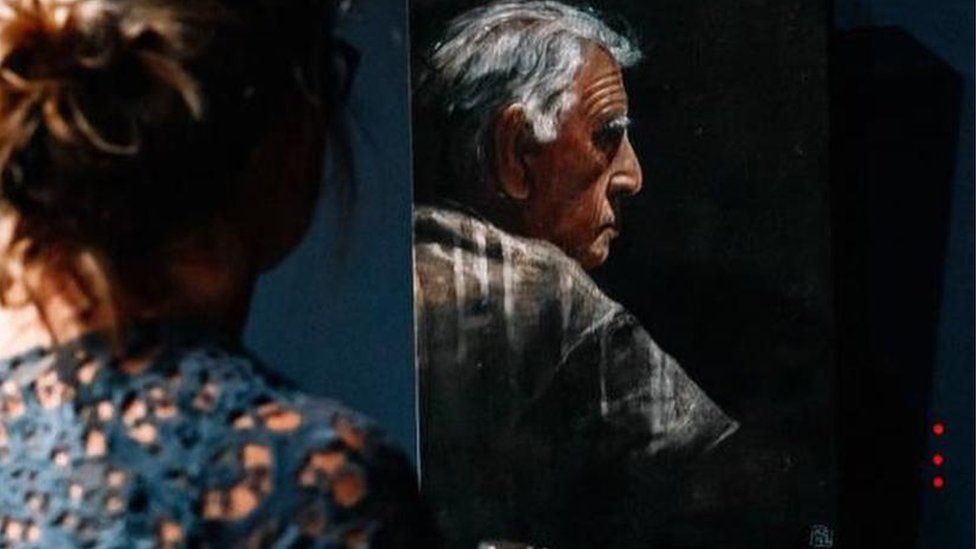 Makenzy Beard, 15, of Swansea, has solo art show in Cardiff - BBC News