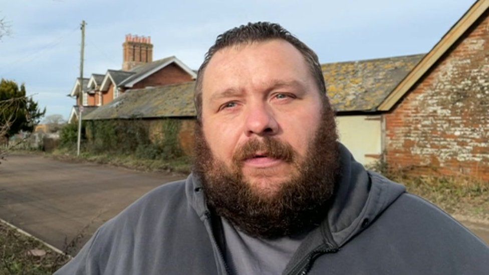 Teen bailed after four hurt in crash at Portsmouth car meet - BBC News