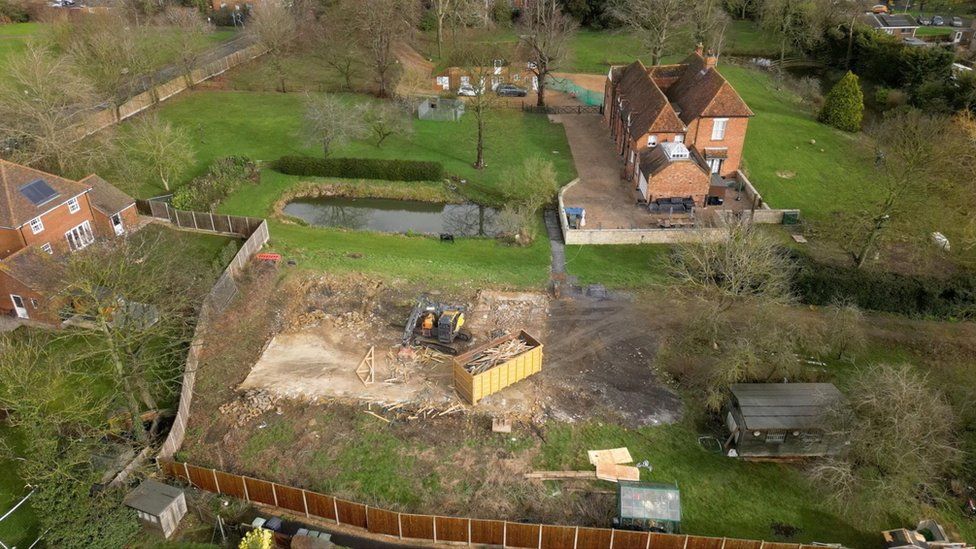 Captain Tom spa fully removed by deadline date - BBC News